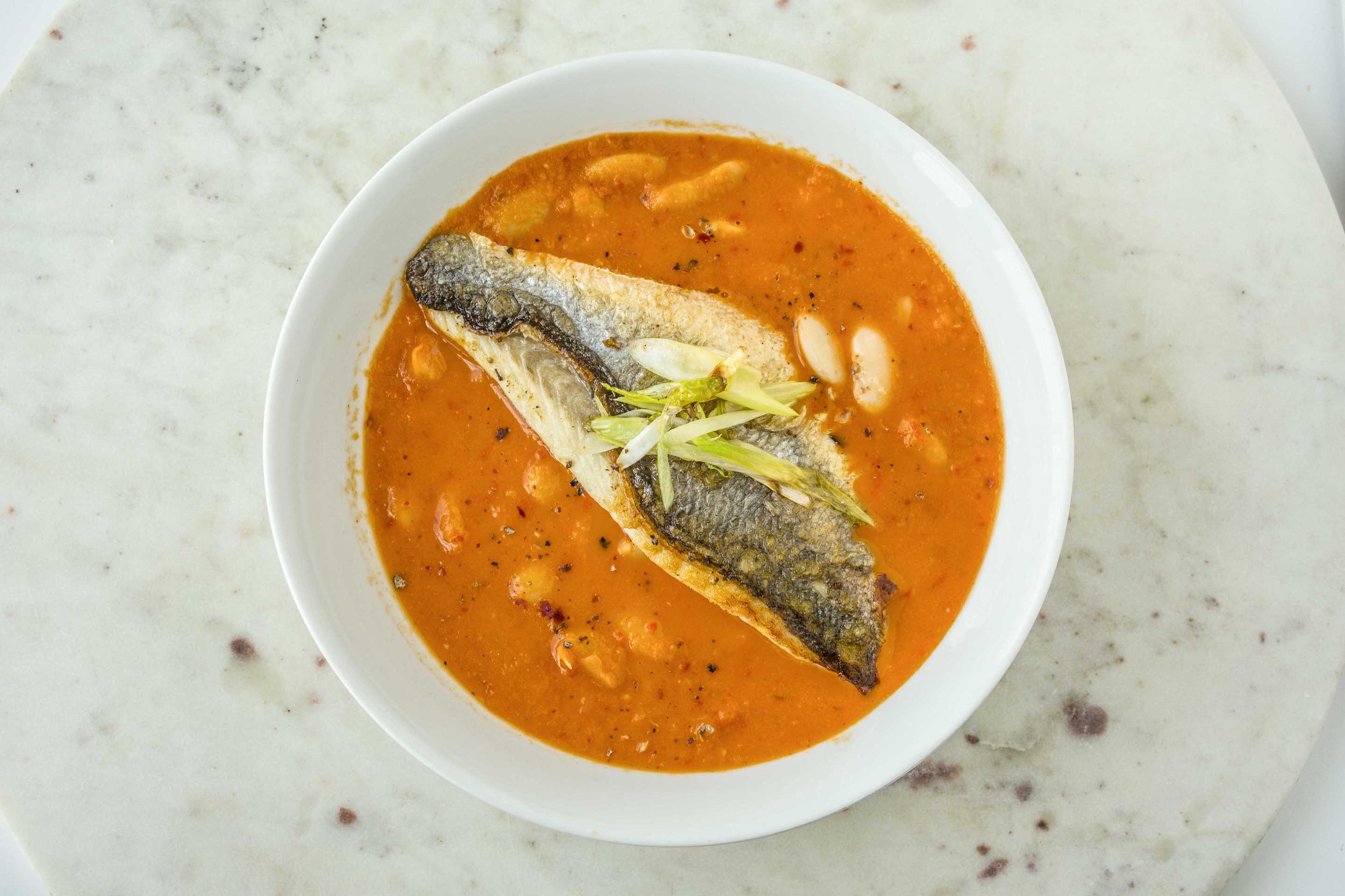 Pescado en caldo rojo – Mucho Col